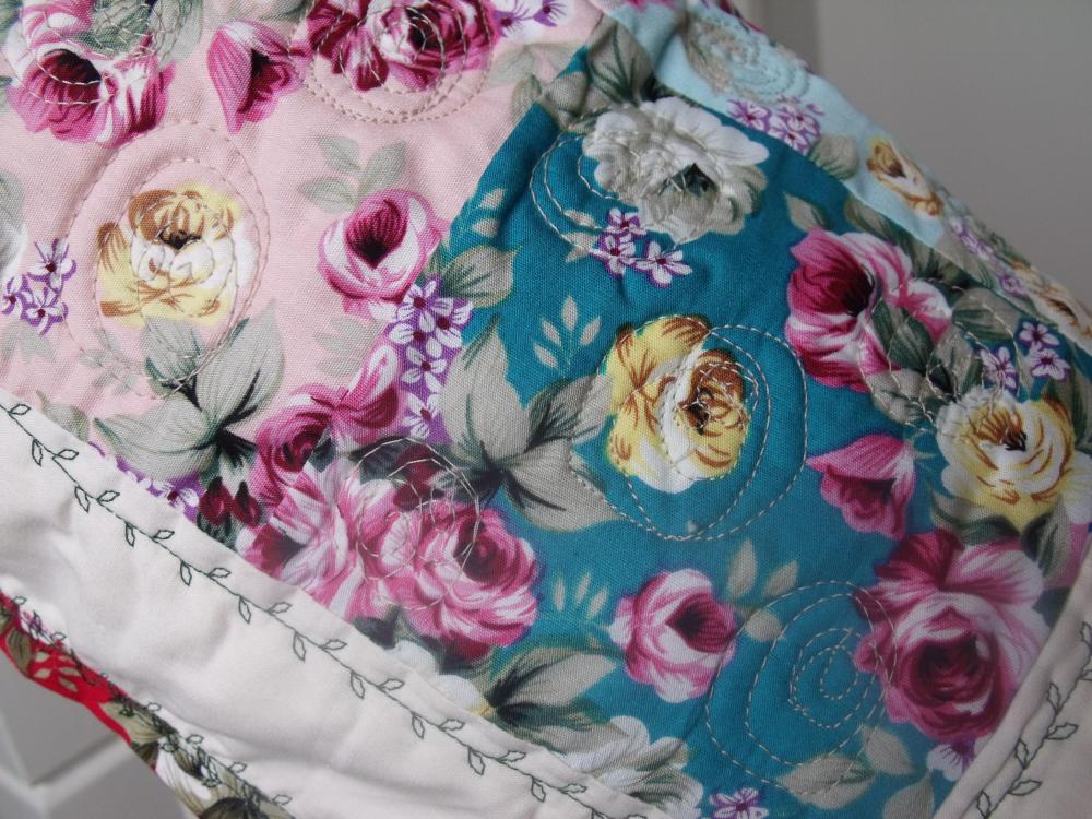 Retro Roses Patchwork Quilt on Luulla