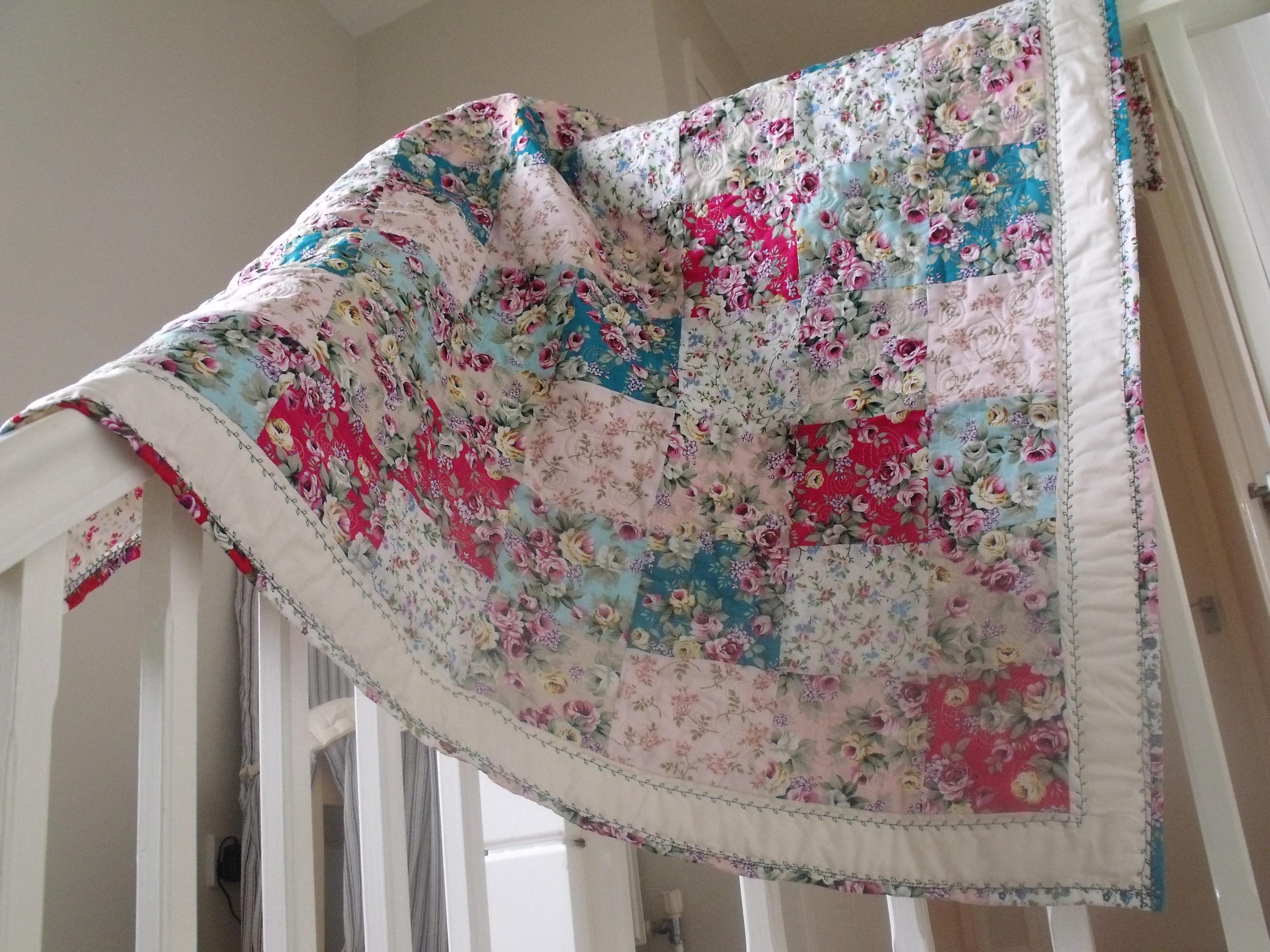 Retro Roses Patchwork Quilt on Luulla