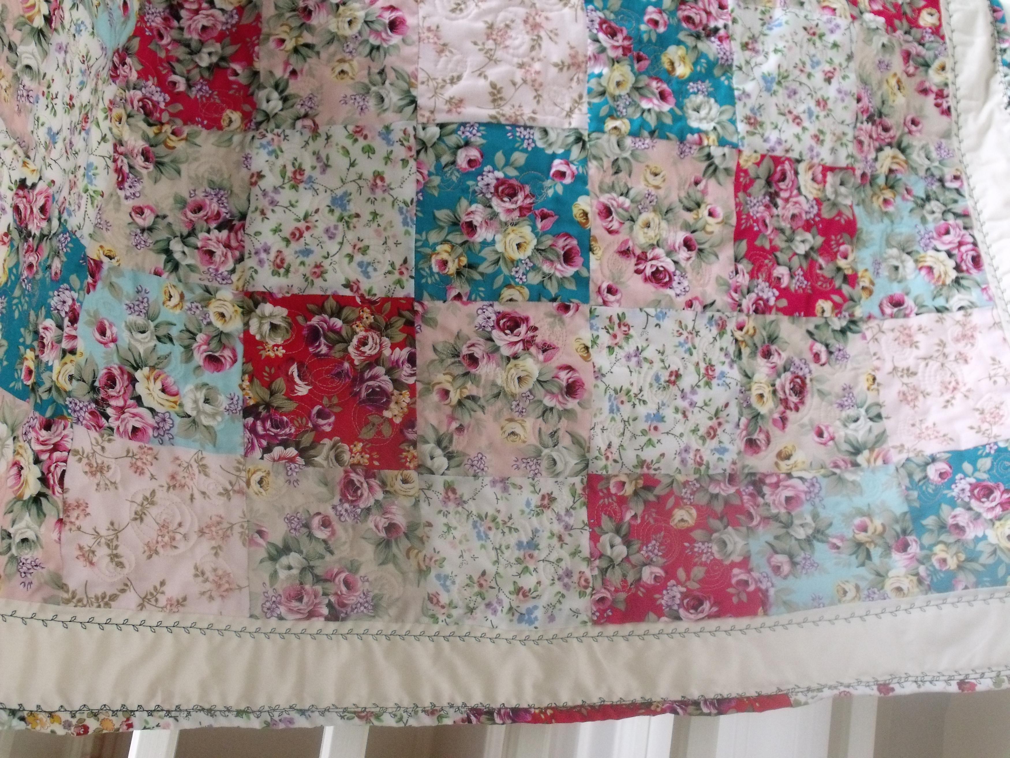 Retro Roses Patchwork Quilt on Luulla
